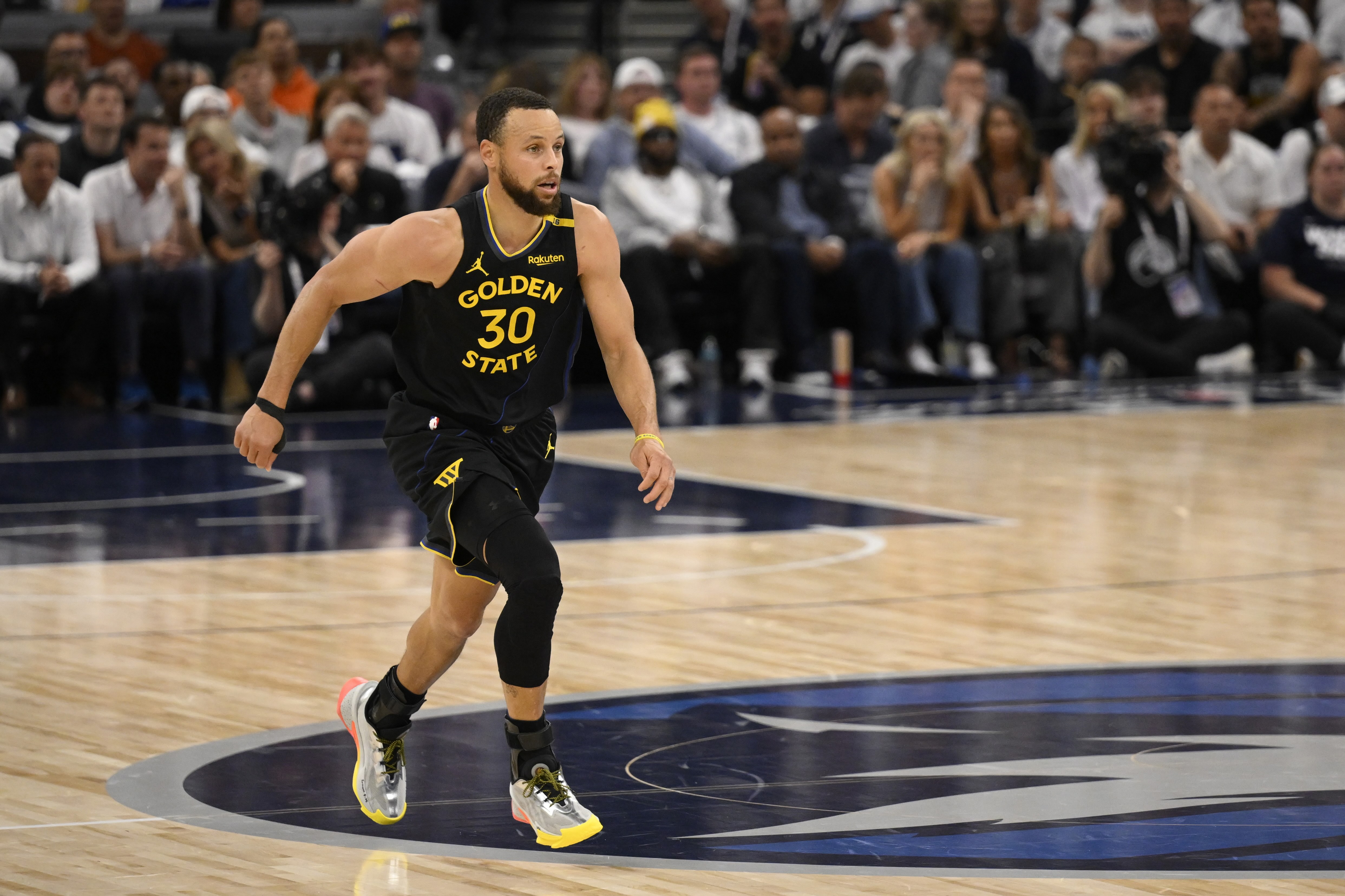 Stephen Curry Day-to-Day with Hamstring Injury After Exiting Warriors vs. Wolves G1